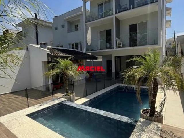 SOBRADO EM CONDOMÍNIO FECHADO NO URBANOVA, EXCELENTE LOCALIZAÇÃO COM 5 DORMITÓRIOS SENDO 4 SUÍTES CO