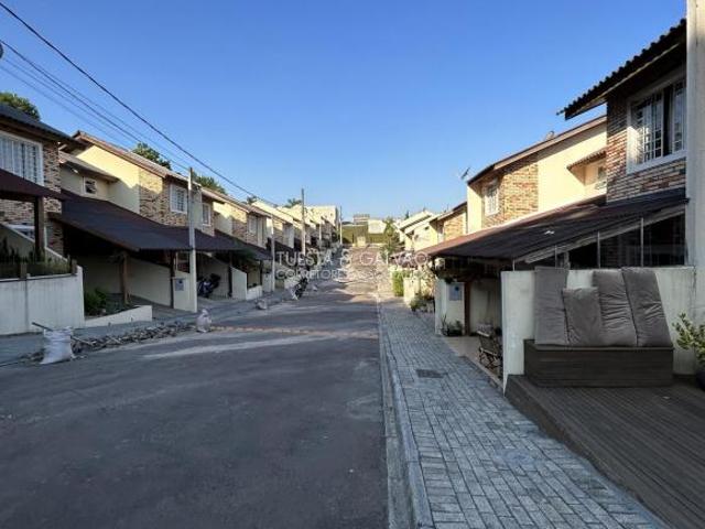 Sobrado em condomínio fechado, Santa Cândida, 3 qu
