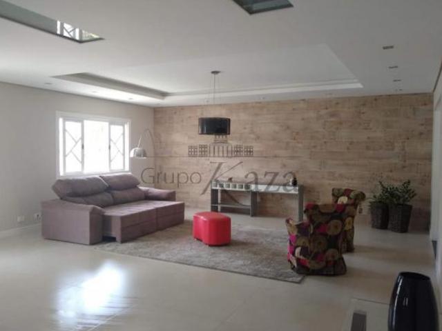 Sobrado em Condomínio Jardim Santa Maria Condomínio Santa Maria 4 Dormitórios 300m²