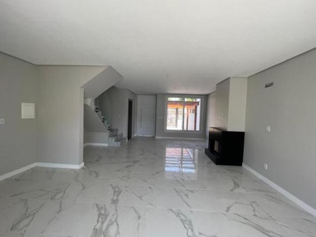 Sobrado em construção de alto padrão, ideal para quem busca conforto, modernidade e sofisticação. Co