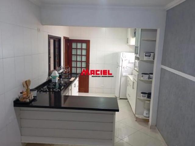 Sobrado em Excelente Localização do Bosque/Sesi com 3 Quartos e 2 banheiros à Venda, 187 m²