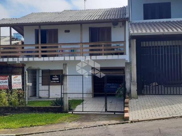 Sobrado em local alto com 3 dormitórios, garagem, pátio nos fundos, jardim na frente