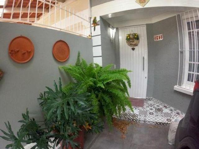 Sobrado em Porto Alegre, no bairro Hípica, com 3 dormitório s, e 3 banheiros, à