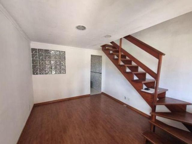 Sobrado em Porto Alegre, no bairro Vila Nova, com 2 dormitório s, e 2 banheiros