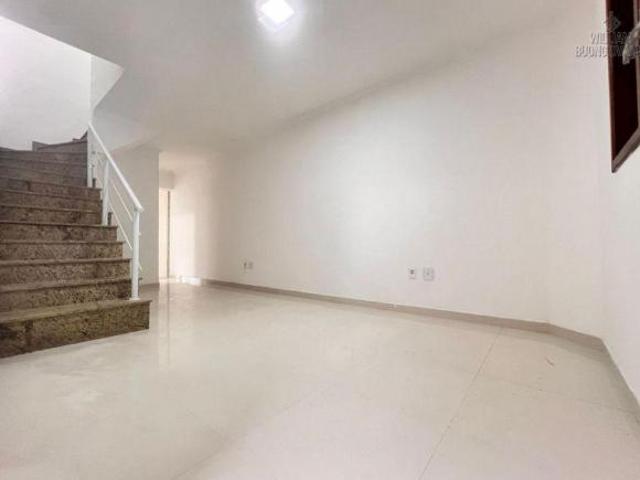 Sobrado em Praia Grande, com 2 dormitórios, ambos suítes, totalizando 132m²