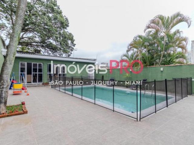Sobrado em rua tranquila, ambientes amplos, quintal com área gourmet e piscina privativas