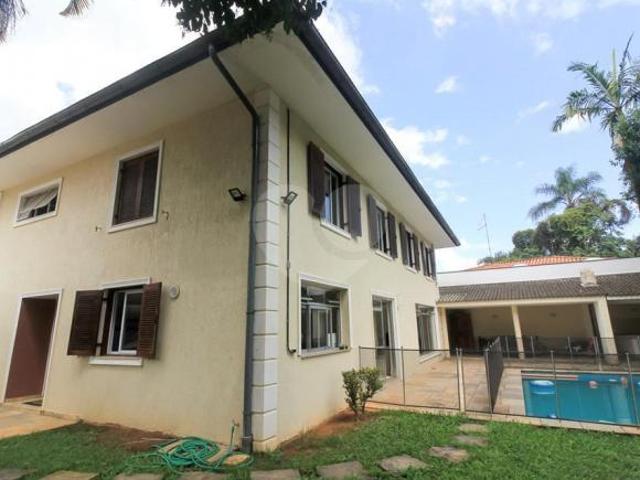 Sobrado em rua fechada com 346 m², 4 dormitórios, piscina, jardim, churrasqueira