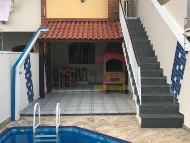 Sobrado em rua sem saída, 3 dormitórios, sacada, quintal com piscina, churrasqueira e 5 vagas