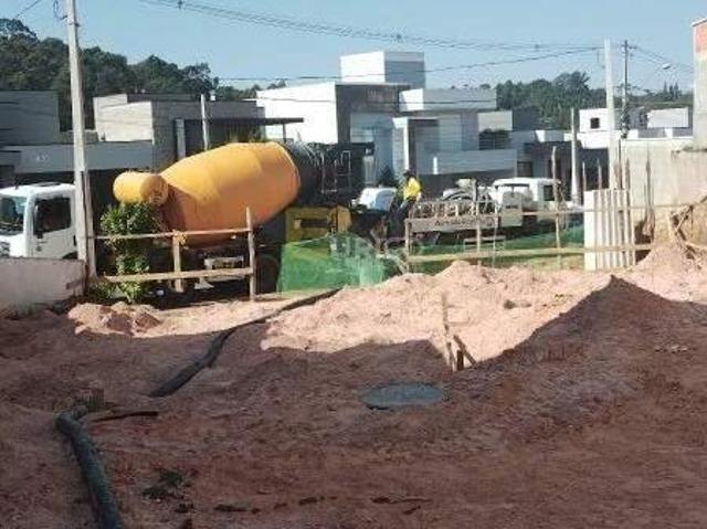 Sobrado em Valinhos: 3 Suítes, Piscina e Obras em Andamento