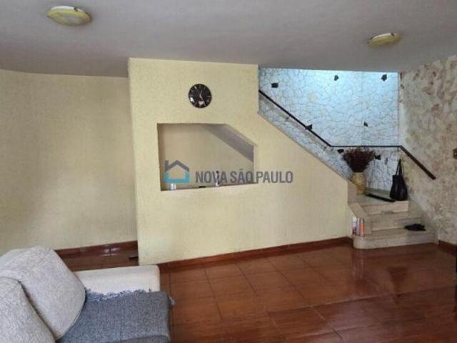 Sobrado em Vila Mariana. 05 dormitórios. 04 banheiros. 06 vagas. 310m2