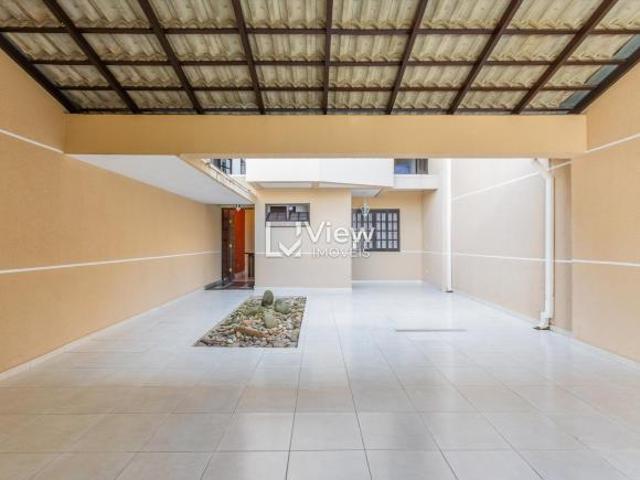 Sobrado ensolarado com amplo jardim no Atuba!