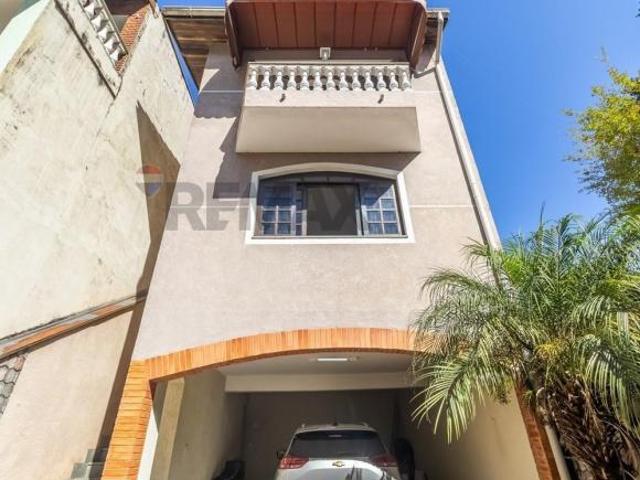 Sobrado Espaçoso no Jaraguá | 225m² | 3 Dormitórios | 4 Vagas | Quintal com Pomar e Horta