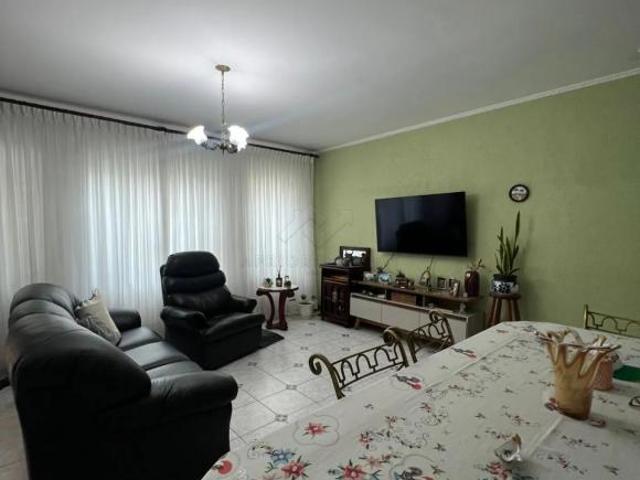 Sobrado espaçoso à venda 238m² 4 dormitórios Suíte Churrasqueira Localização excelente