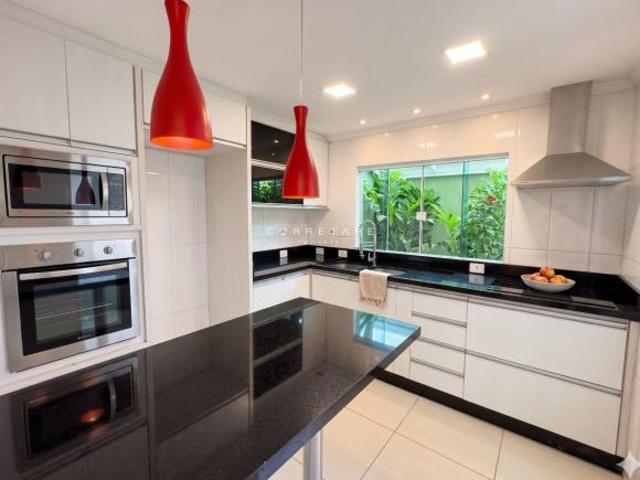 Sobrado Espaçoso com 4 Quartos e Ático no Água Verde Conforto e Excelente Localização em Curitiba