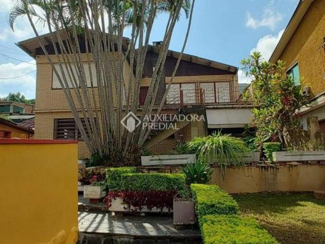 Sobrado Espaçoso com 4 Quartos, Jardim e Excelente Localização !
