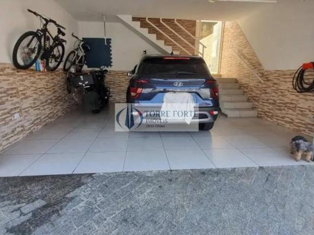 Sobrado espaçoso com 215m², 3 quartos, 2 banheiros, 2 vagas de garagem