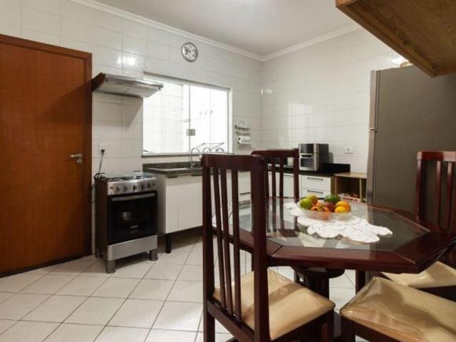 Sobrado Espaçoso com 2 Vagas, Varanda e Excelente Potencial de Valorização na Vila Mirante!