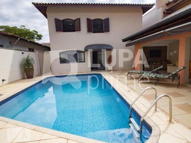 Sobrado espaçoso com 3 dormitórios e 3 suítes