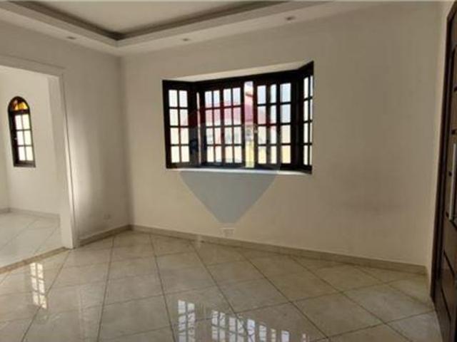 Sobrado espaçoso com 3 dormitórios e 4 vagas de garagem no Jardim Pinhal