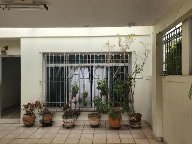 Sobrado espaçoso com 3 dormitórios, 4 banheiros e 2 vagas