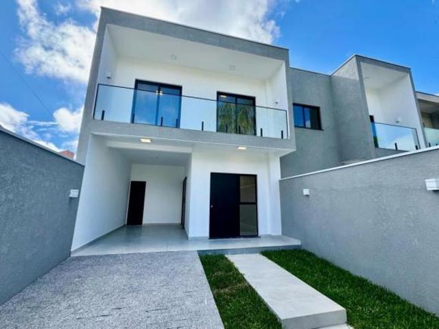 Sobrado Espaçoso com 3 Quartos, Suíte, Sacada e Churrasqueira no Bairro Pioneir