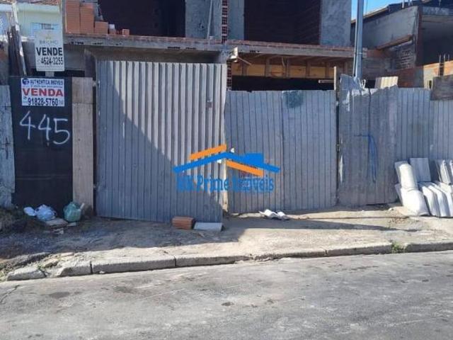 Sobrado Espaçoso com 3 Suítes, Churrasqueira e Garagem para 4 Carros