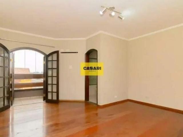 Sobrado espaçoso com suíte master, varanda envidraçada e garagem para 8 carros em ótima localização