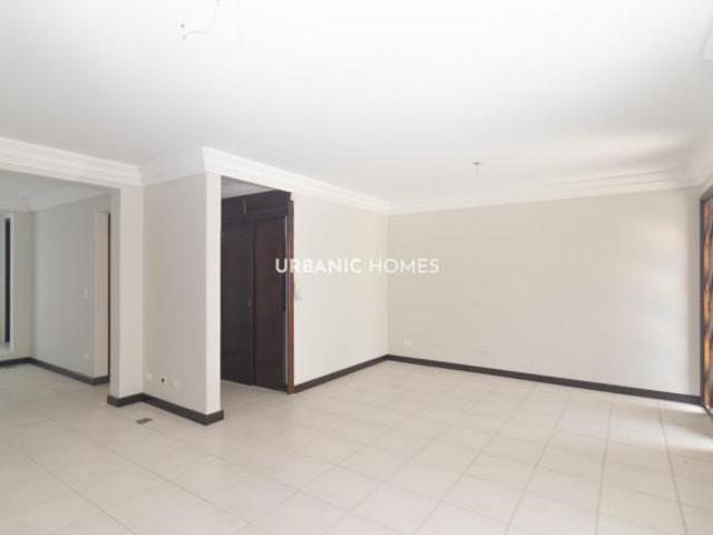 Sobrado Espaçoso de 182m² no Boa Vista