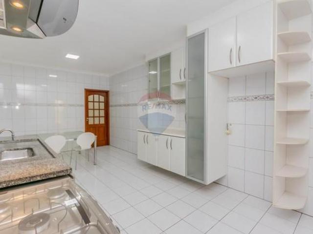 SOBRADO ESPAÇOSO E BEM LOCALIZADO