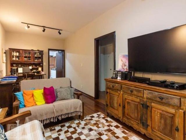 Sobrado Espaçoso 4 Dorms, Churrasqueira e Excelente Localização no Butantã
