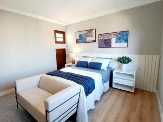 Sobrado finamente mobiliado e decorado com 03 dormitórios