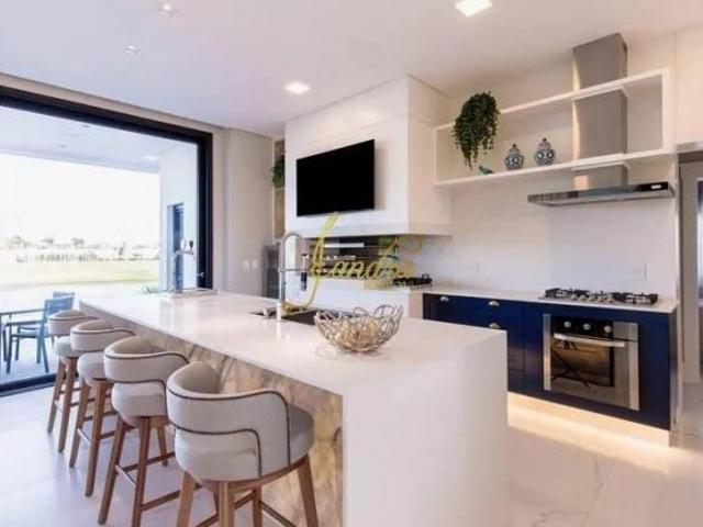 Sobrado finamente mobiliado e decorado com 472m2 de área construída e piscina