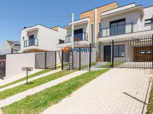 Sobrado frente para rua com 03 quartos suíte máster, 02 vagas por R$ 650.000,00 no Atuba Curitib