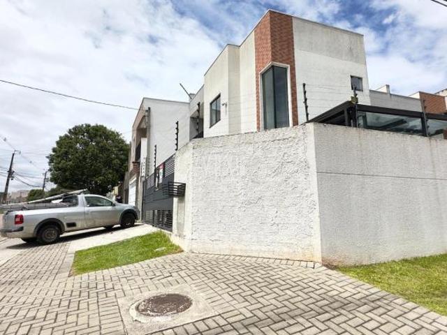 Sobrado frente rua a venda no Pinheirinho