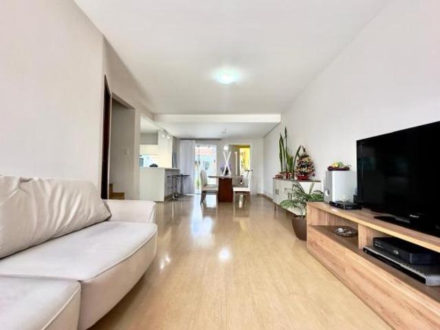 Sobrado frente rua no Xaxim com 3 quartos e jardim