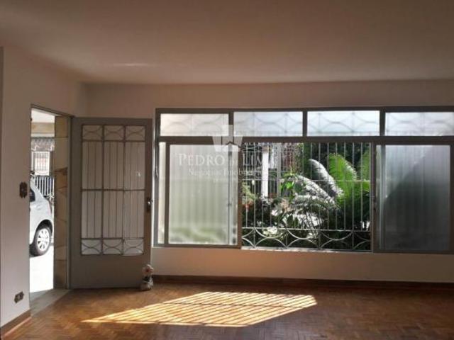 Sobrado frontal com corredor lateral na Penha