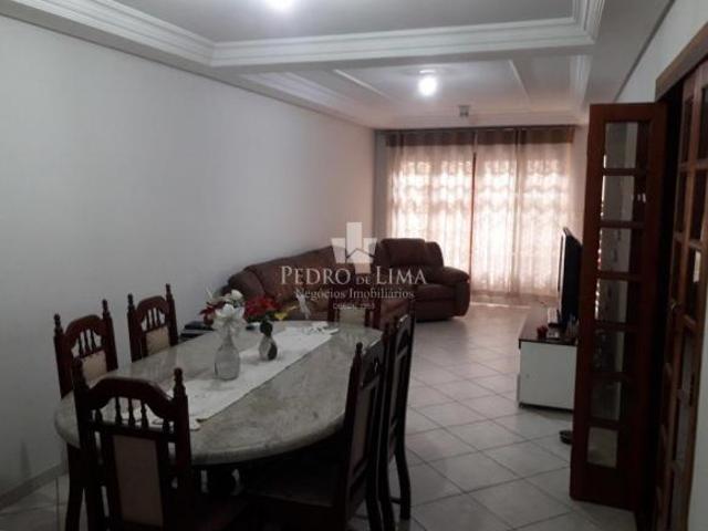 Sobrado frontal com 3 pavimentos, 4 suítes e 3 vagas em Penha