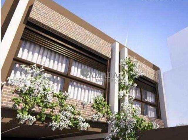 Sobrado frontal com 3 quartos sendo 1 suíte, área gourmet, 2 vagas à venda, 140 m² por R$ 590.000
