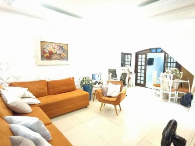 Sobrado Frontal de 4 Dormitórios com Edícula e 2 Vagas na Penha