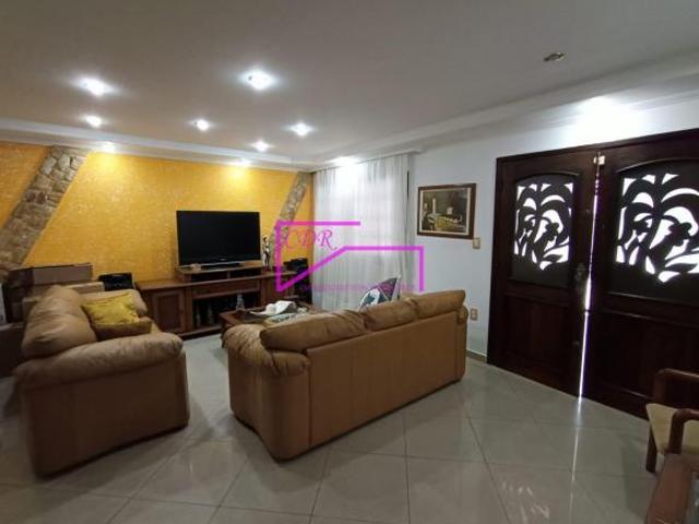 Sobrado frontal Vila Granada