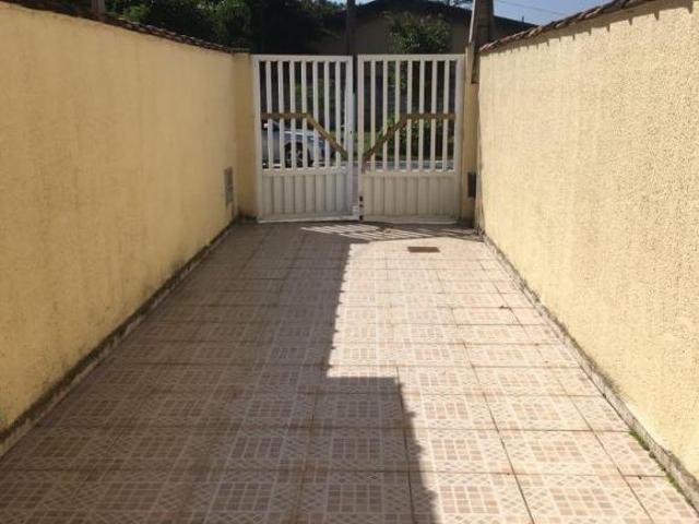 SOBRADO GEMINADO NO TUDE BASTOS 2 DORMITÓRIOS, SACADA, LAVABO, QUINTAL E 2 VAGAS NA GARAGEM ACEITA