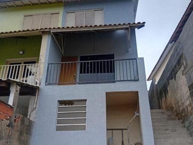 Sobrado Geminado em São Roque – 3 Dormitórios, Quintal Amplo e Aceita bancário