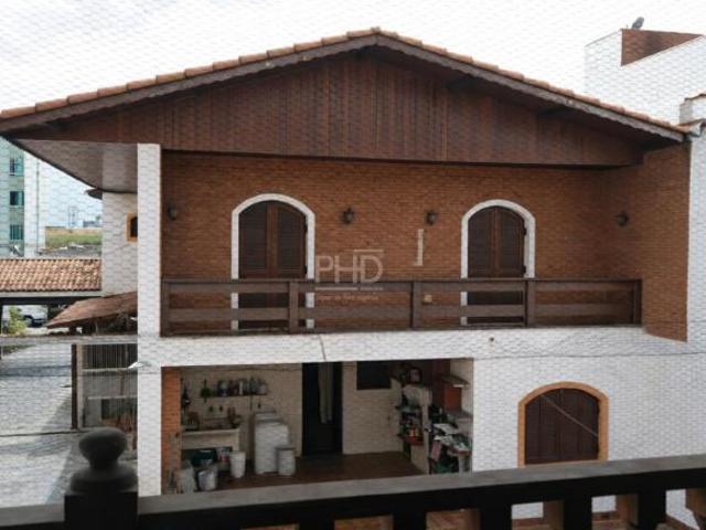 Sobrado Imponente com 530m², 4 Dormitórios 3 Suítes e Garagem para 15 Veículos – Espaço, Versatili