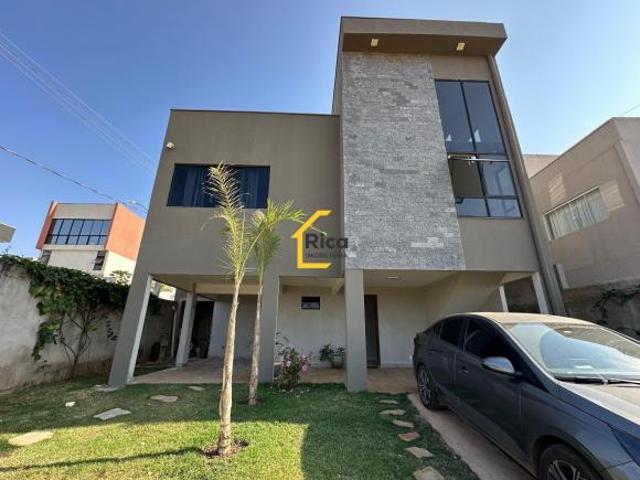Sobrado Imponente com Pé Direito Duplo e Suíte de 22m²!