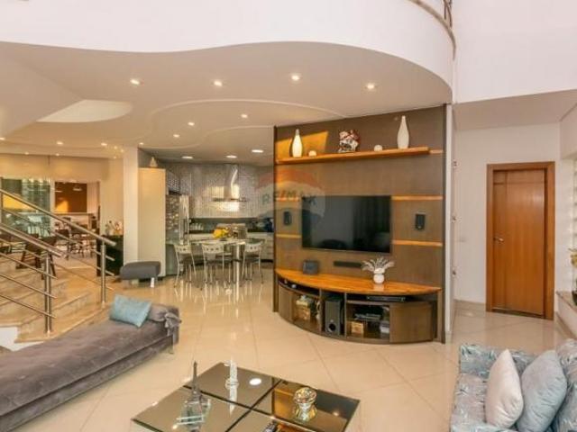 Sobrado Impecável com Projeto Assinado por Arquiteto Renomado – Porteira Fechada!