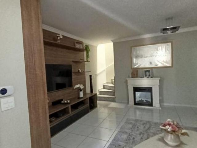 Sobrado incrível com 3 suítes e 4 vagas, no bairro Parada Inglesa com 140m² 899 mil