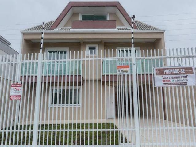 Sobrado independente em Santa Felicidade com suíte, ático e 2 vagas de garagem