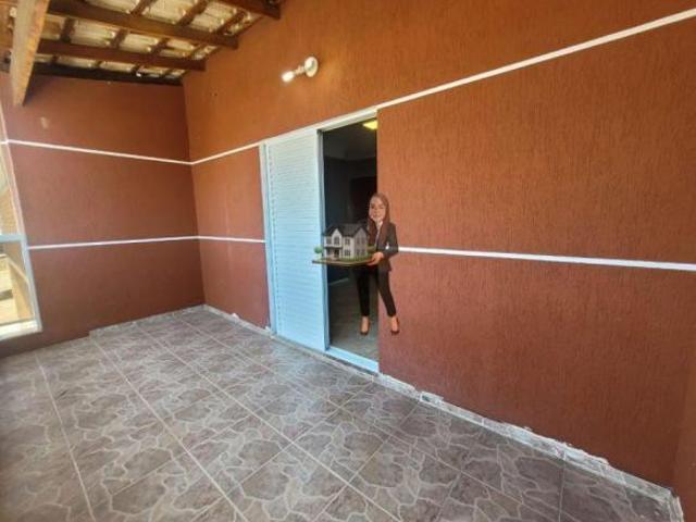 Sobrado individual com 3 dormitórios e duas vagas de garagem