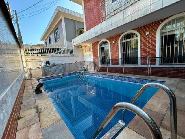 Sobrado Isolado, 4 Dormitórios, 3 Suítes, Piscina e Amplo Quintal na Vila Belmiro – Santos/SP