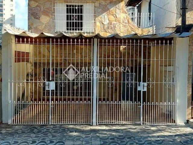 Sobrado isolado, vago e reformado, com edícula independente